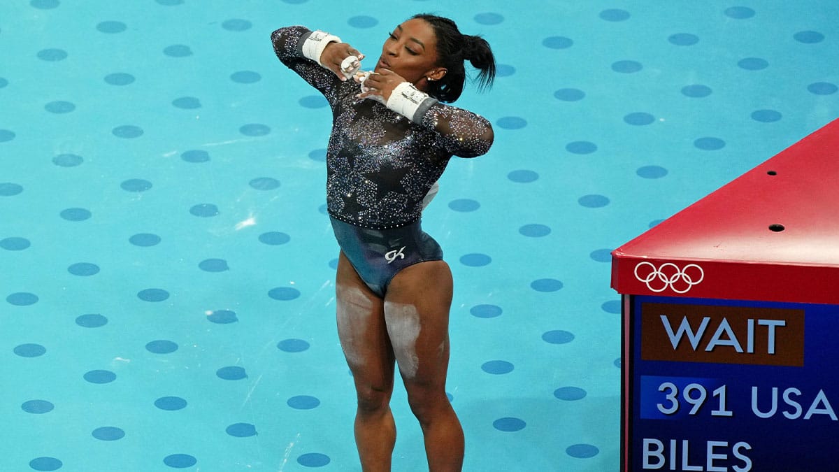 Tom Brady reacts live to Simone Biles' floor routine at Olympics