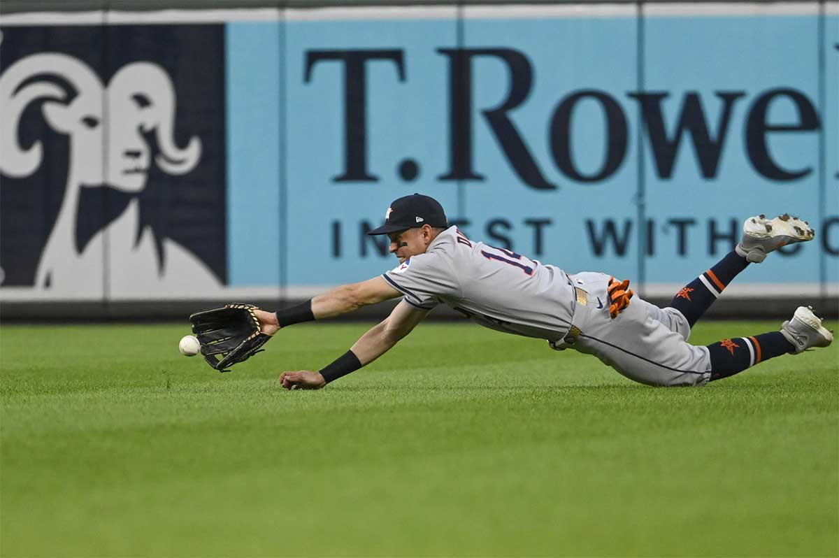 Astros' Mauricio Dubon leaves fans worried after painful Catch of the ...