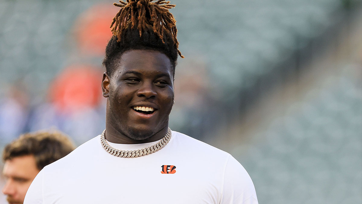 Bengals' o-line woes continue as Amarius Mims carted off field