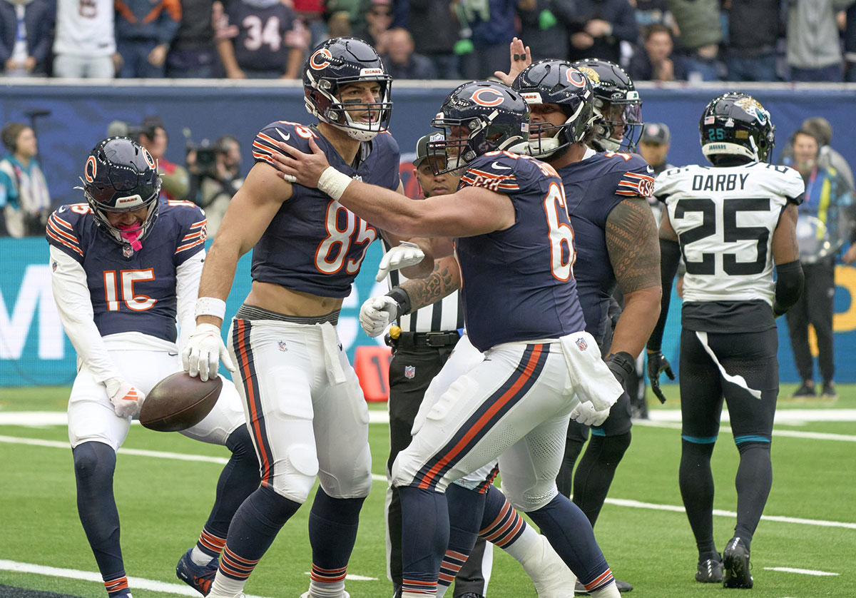 Bears' Cole Kmet makes NFL history after emergency long snapper duties