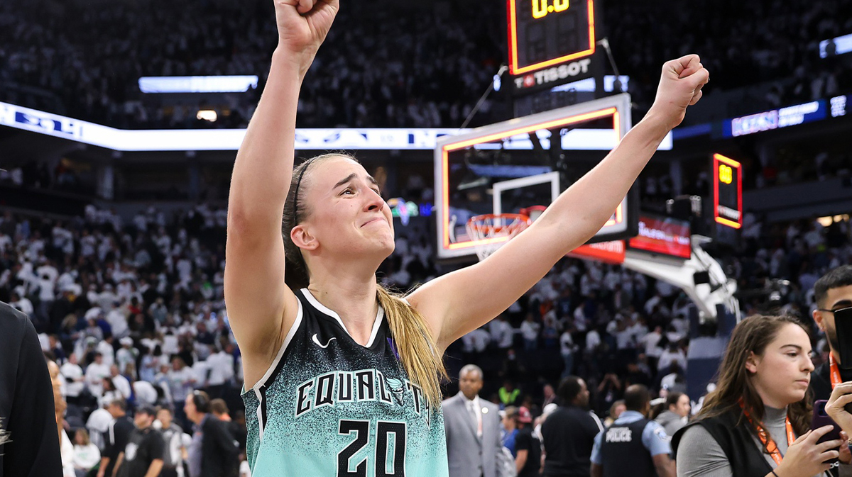 Stephen Curry reacts to Sabrina Ionescu's iconic WNBA Finals shot vs. Lynx
