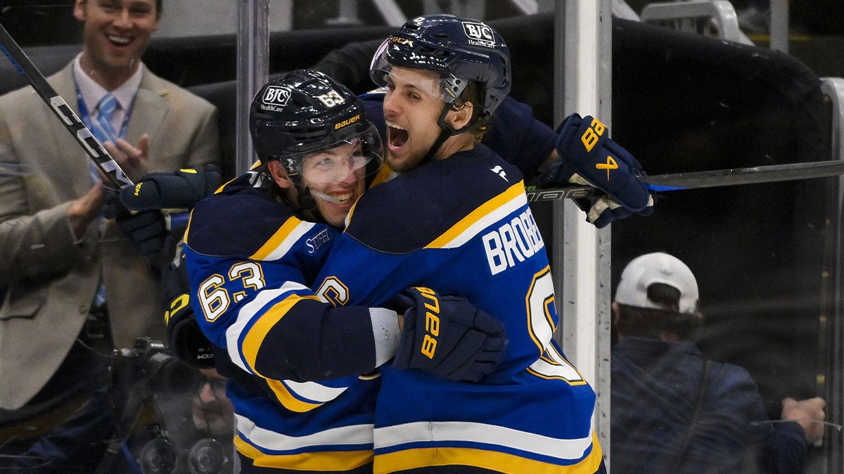 Blues' Dylan Holloway vocal on Philip Broberg's historic start