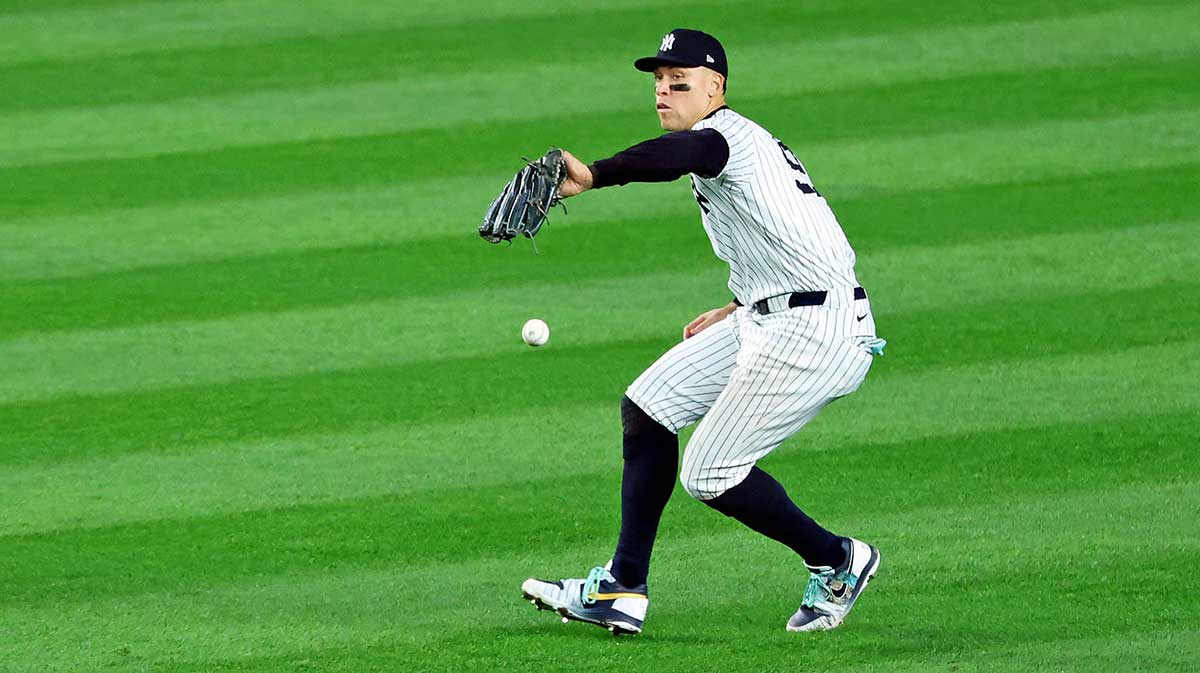 Yankees' Aaron Judge catches stray from Greg Olsen after Alvin Kamara drop