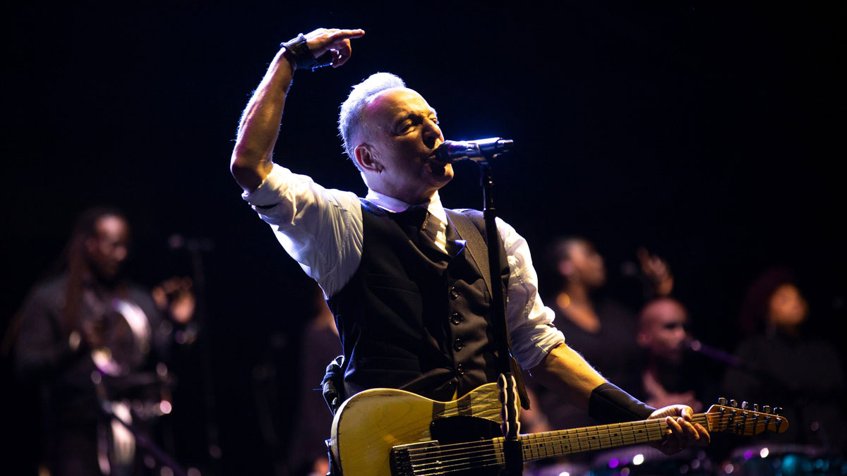 Bruce Springsteen gifts fans Christmas surprise at latest show