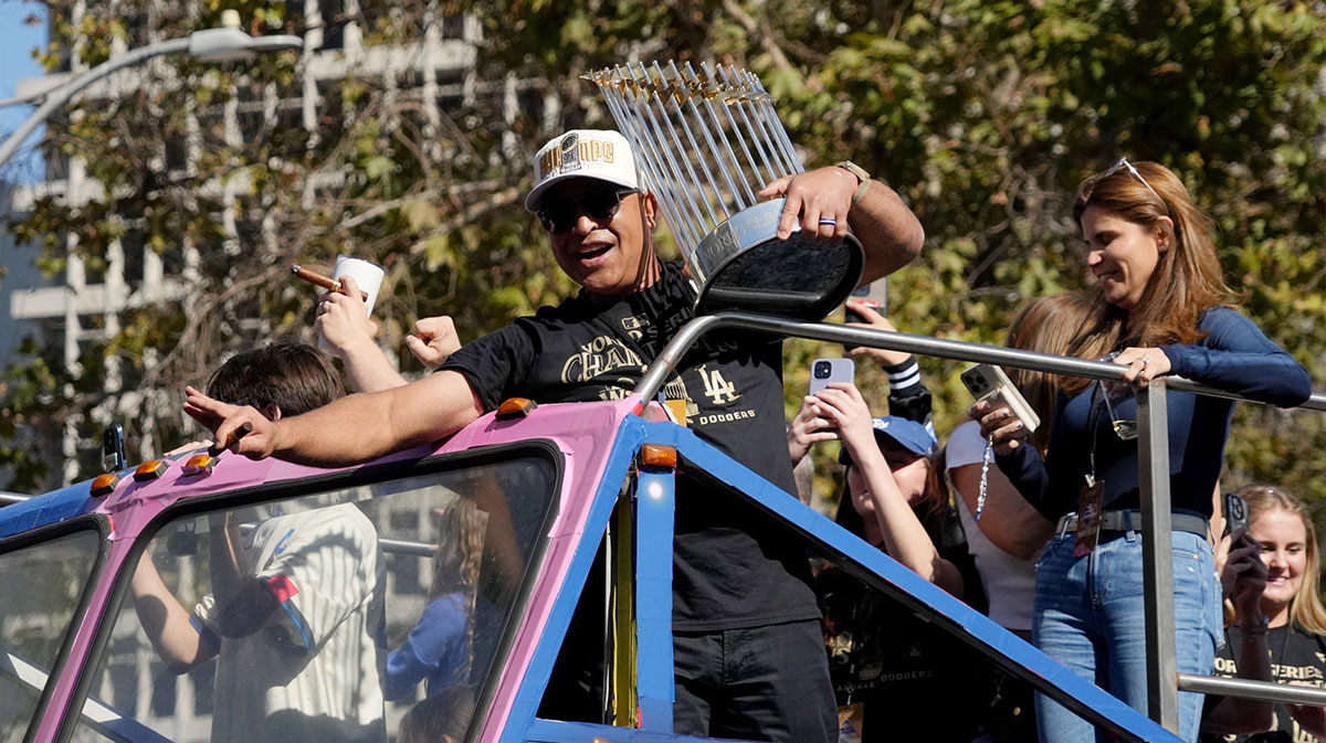 Dave Roberts debuts wild dance move with Ice Cube amid World Series ...