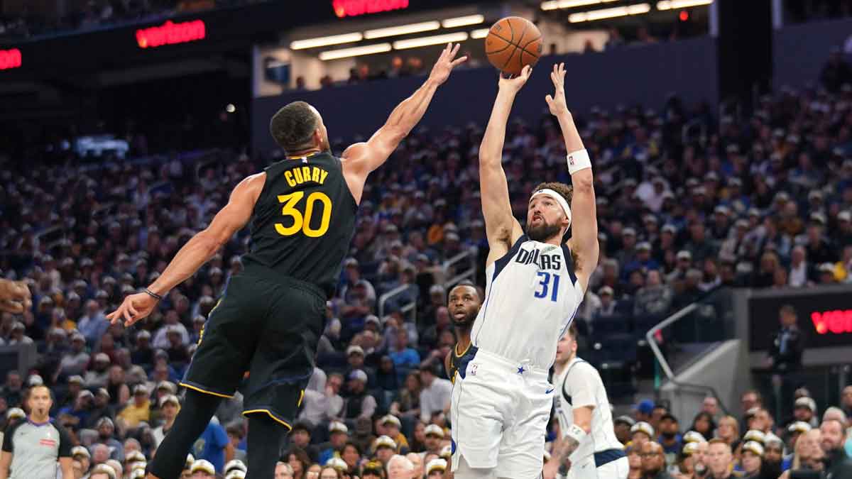 Mavericks' Klay Thompson reacts to Warriors' captain hat tribute