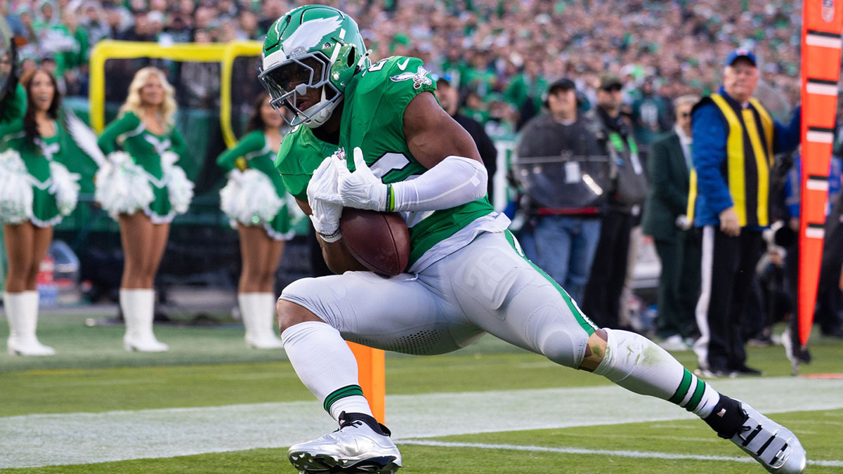 Eagles star Saquon Barkley's backwards hurdle has everybody losing it