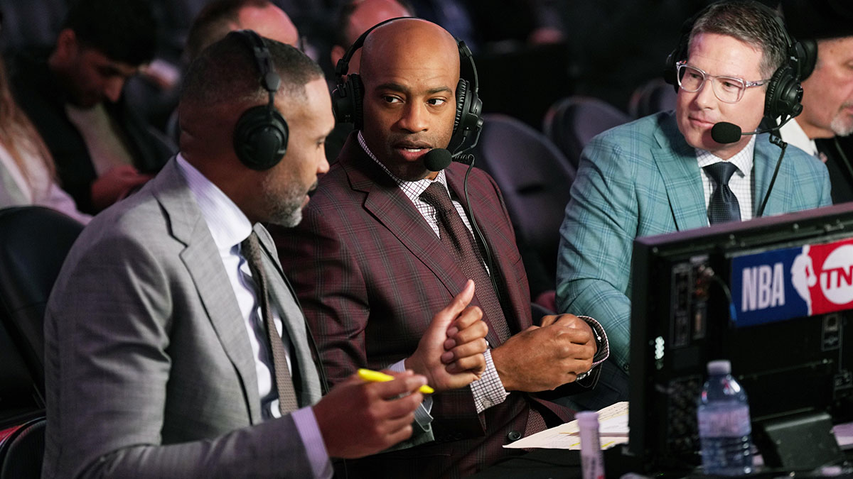 Raptors fans react to Vince Carter's epic Toronto mural