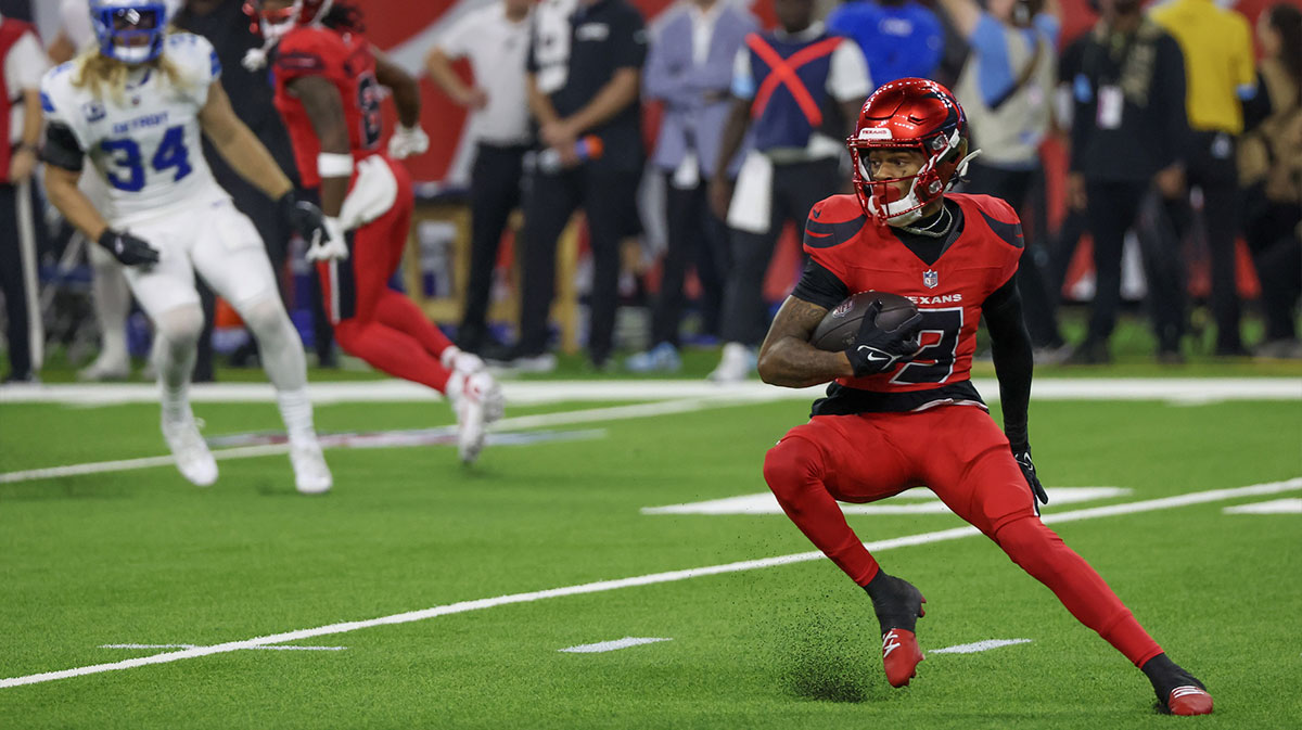 Texans' Tank Dell suffers apparent knee injury after touchdown vs. Chiefs