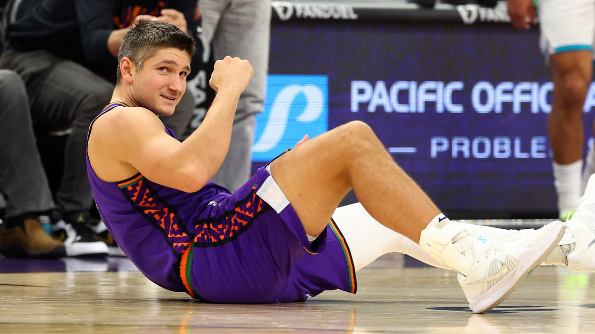 Grayson Allen leaves Suns game vs Hornets with knee injury