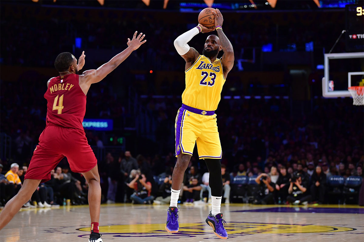 Watch Lakers star LeBron James sing along to Kendrick Lamar at 40th ...