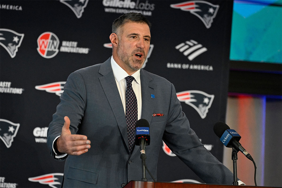 Mike Vrabel lets go of Patriots' Super Bowl-winning coach