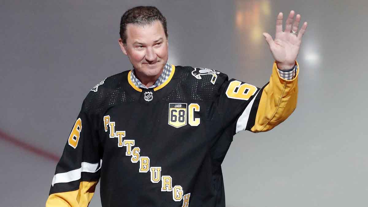 Fans erupt after Mario Lemieux's appearance before Canada-Sweden