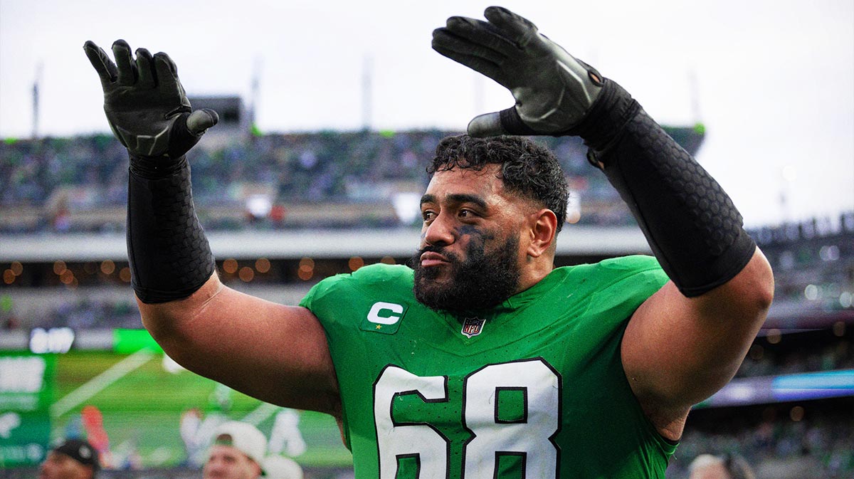 Jordan Mailata, Eagles fans sing perfect song during Super Bowl parade