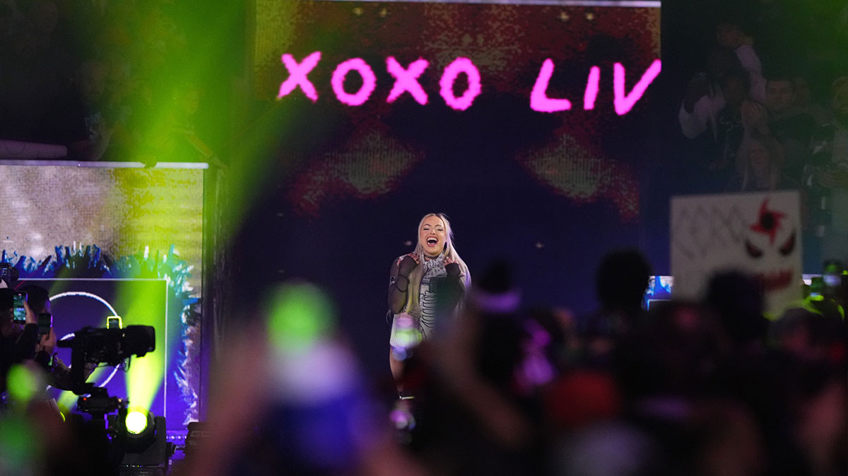Liv Morgan flips bird at fan for professing love during WWE RAW