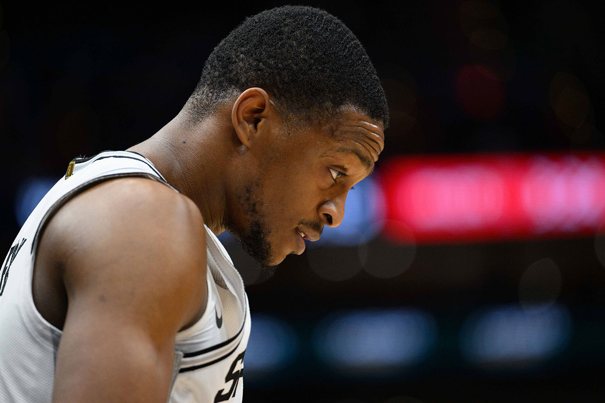Spurs guard De'Aaron Fox's hilarious reaction to players not showing ...