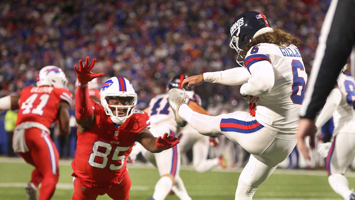 Giants sign punter to 3-year deal worth up to $10.2 million