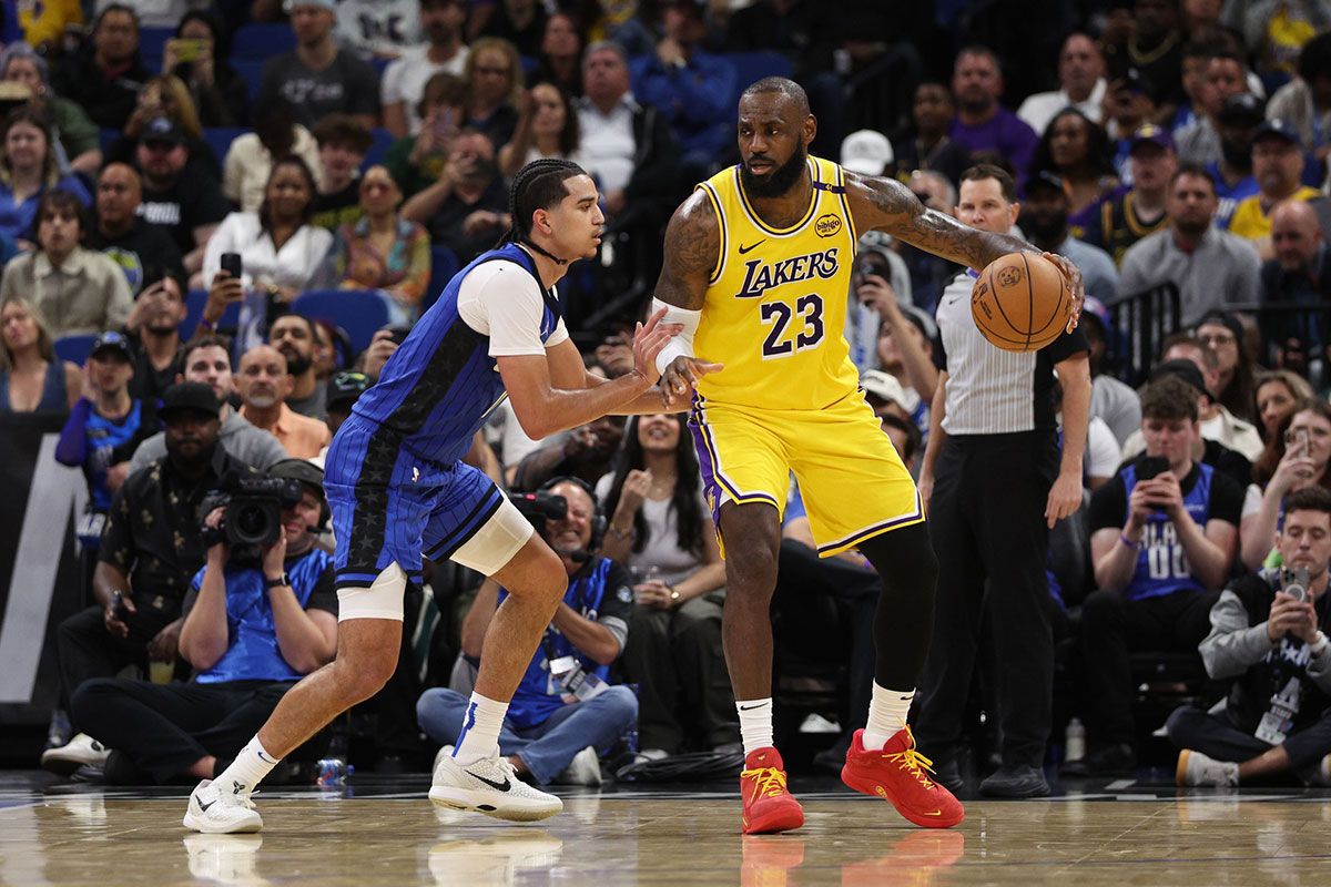 Lakers news: LeBron James throws it back with signature chase-down ...