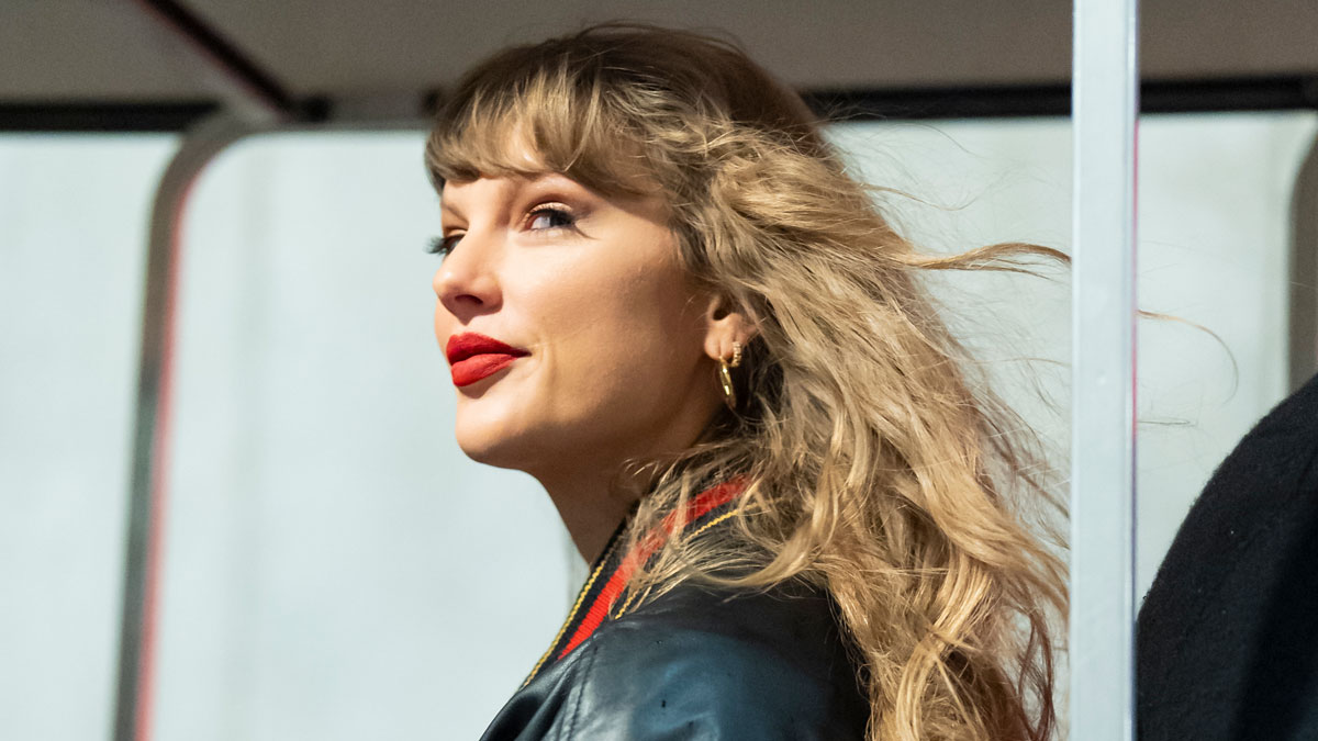 Justin Bieber posts Taylor Swift song amid feud