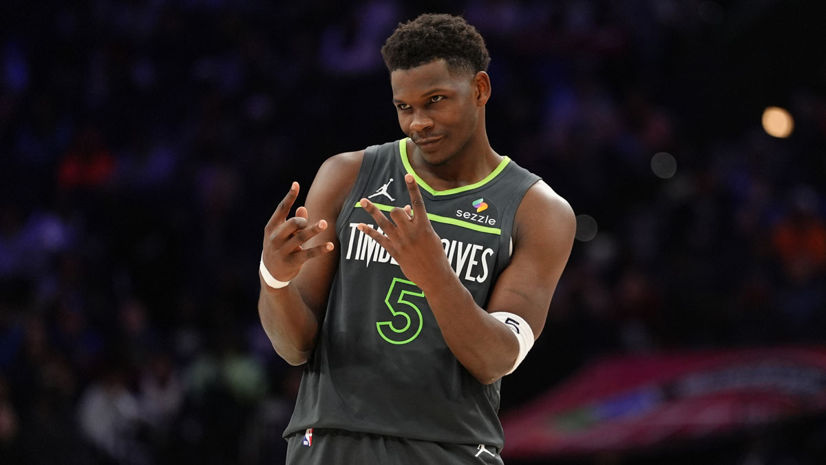 Timberwolves' Anthony Edwards suffers injury scare in Lakers game