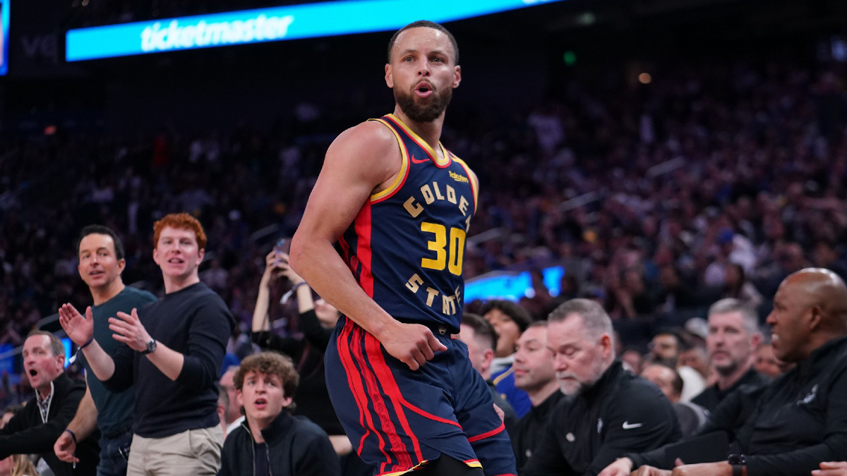 Warriors' Stephen Curry offensive foul goes extremely viral