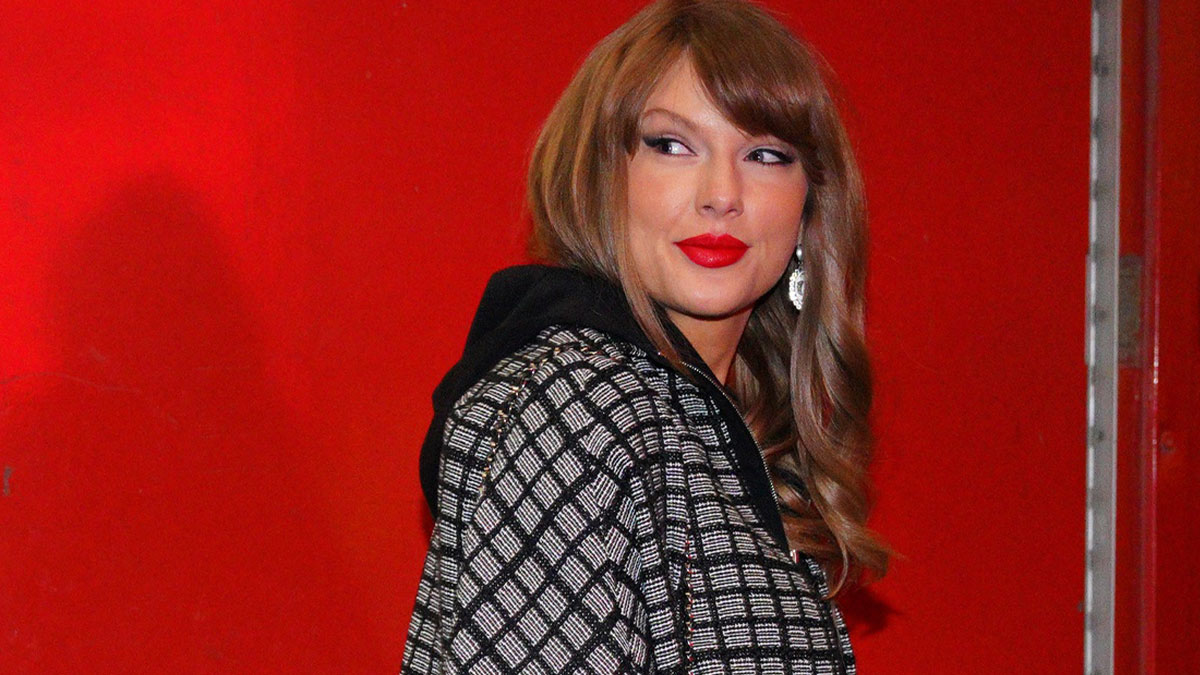 Jason Kelce loses his marbles with screaming Taylor Swift New Heights ...