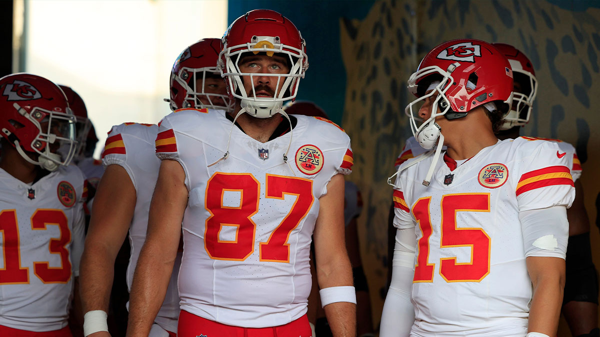 Chiefs news: Travis Kelce seen flashing a smile arriving at training camp
