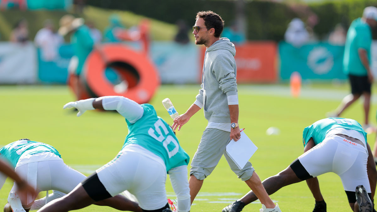Dolphins news: Mike McDaniel updates Darren Waller's progress after ...