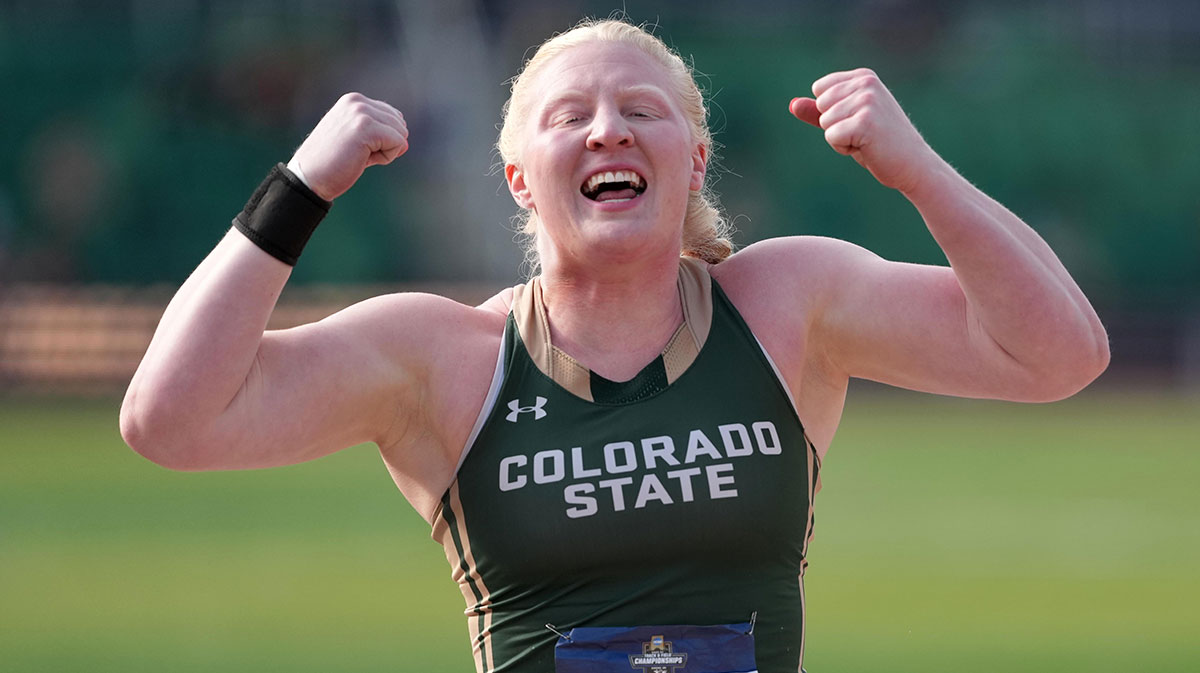 Brock Lesnar's daughter shows off strength by leg pressing her ...