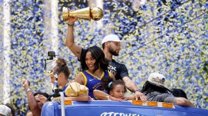 Warriors news: Stephen Curry is casually sinking half-court shots