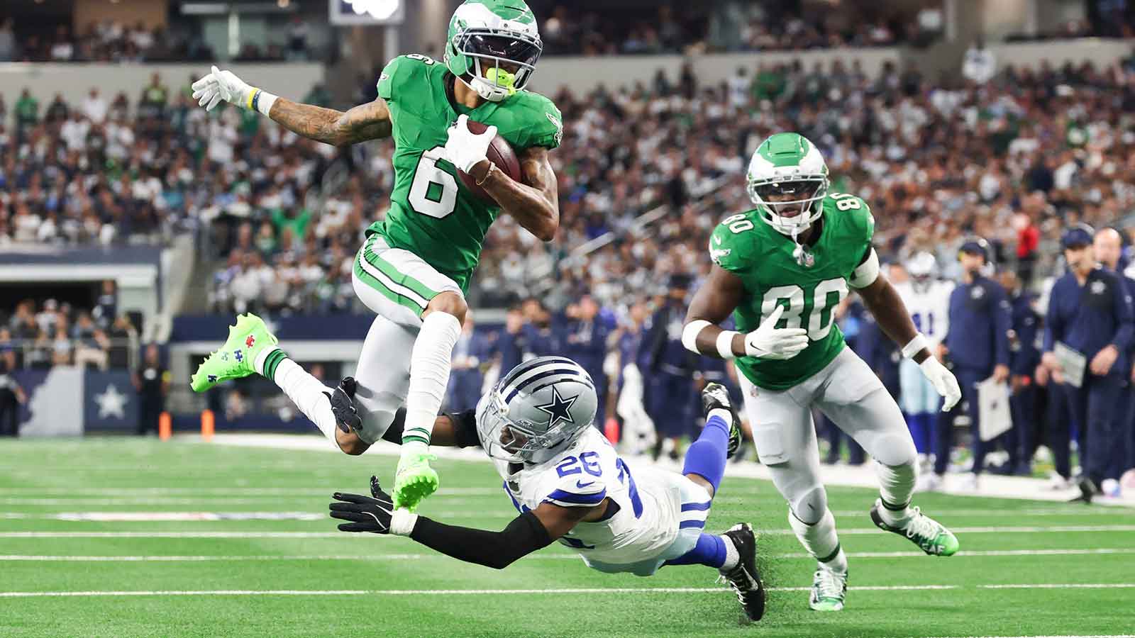 Eagles news: DeVonta Smith gets concerning injury update for Bears clash