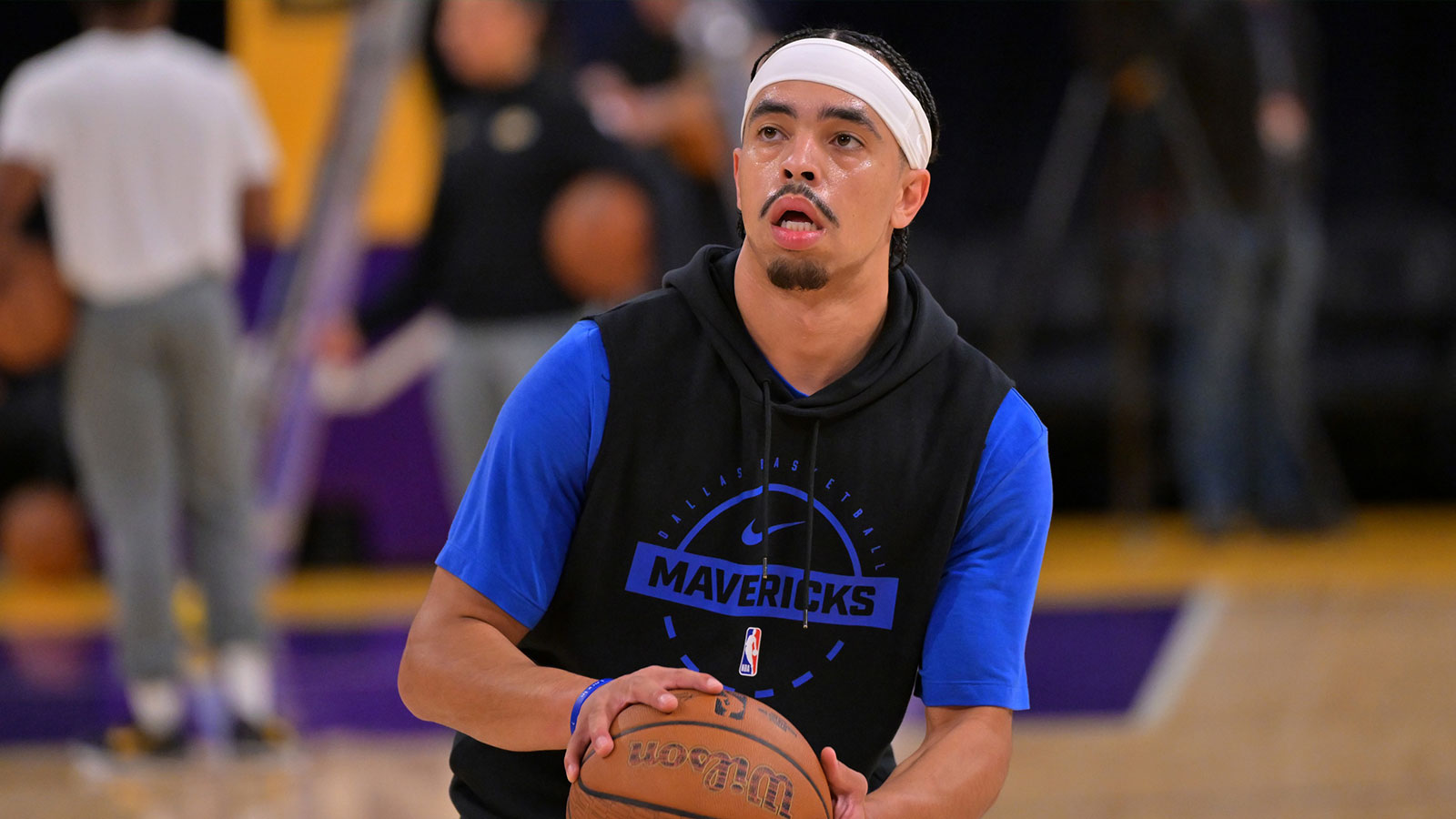 Mavericks news: Anthony Davis in visible pain after scoring against ...