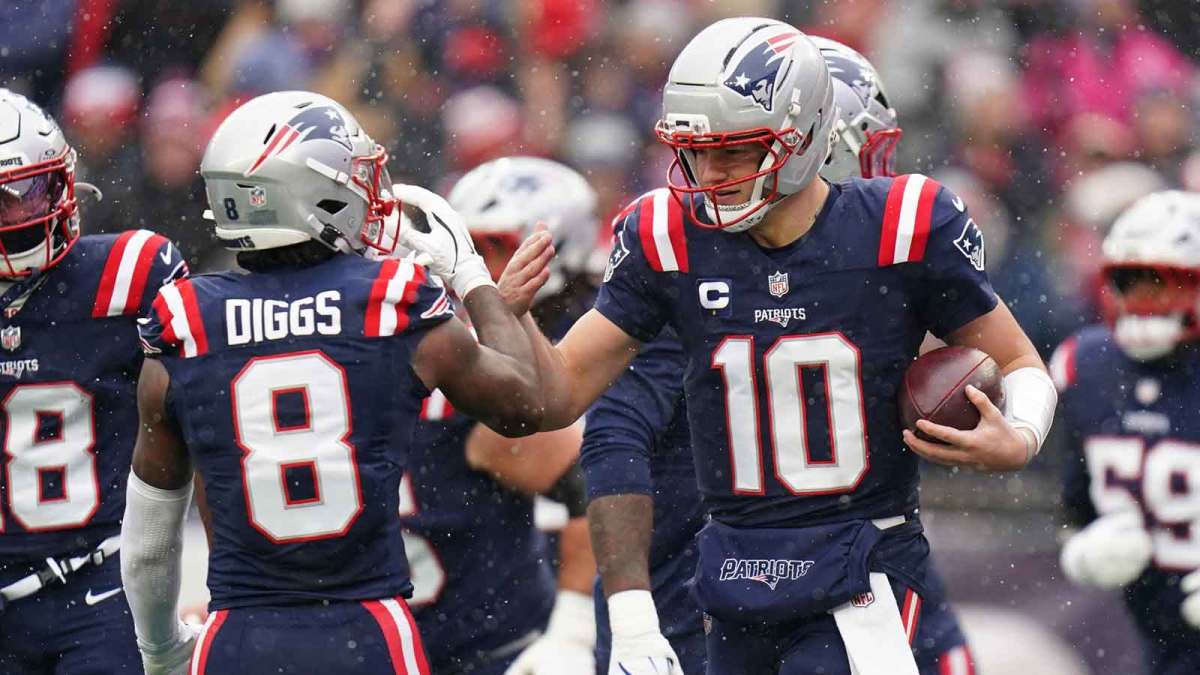 Patriots' Drake Maye already leading by example before first playoff run