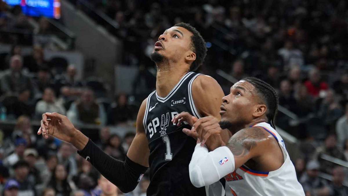 Spurs news: Victor Wembanyama exits Knicks game with apparent injury