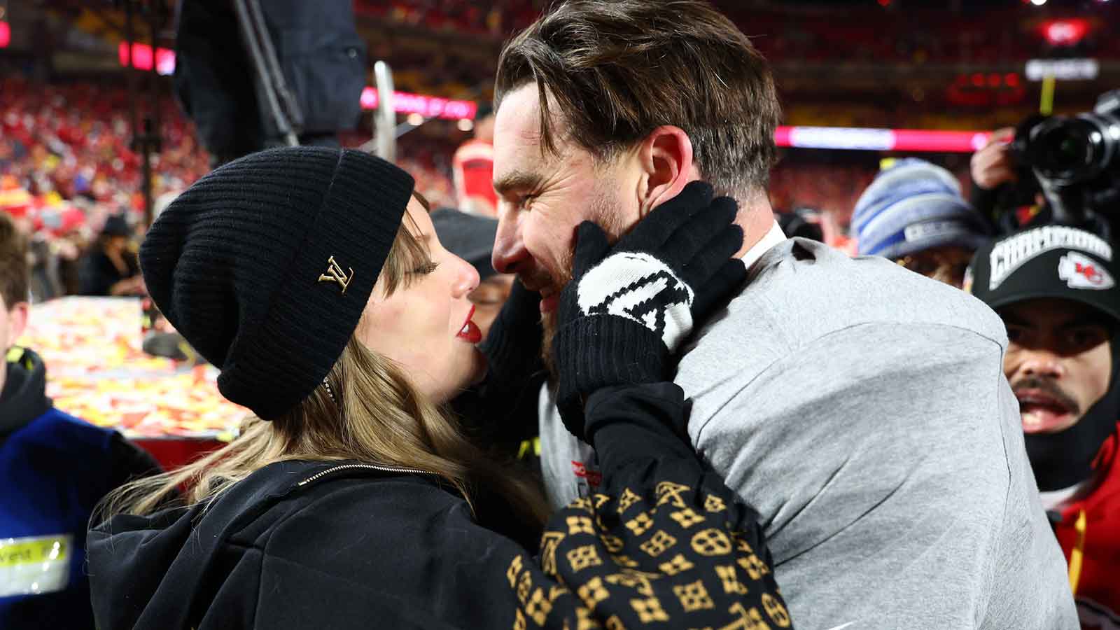 Taylor Swift gives shoutout to Travis Kelce during iHeartRadio Awards ...