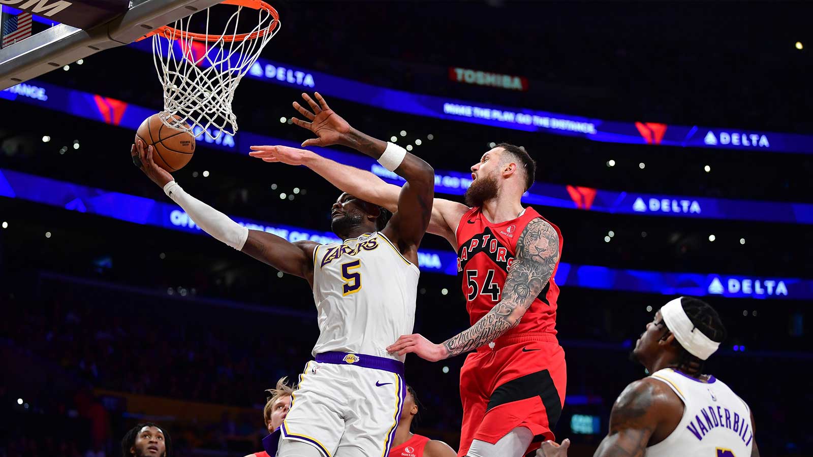 Lakers news: Deandre Ayton grabs attention with perfect night vs. Raptors