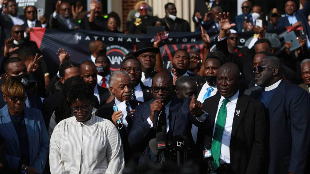 Jamal Bryant, Karri Bryant dress fiasco causes weird moment at New Birth