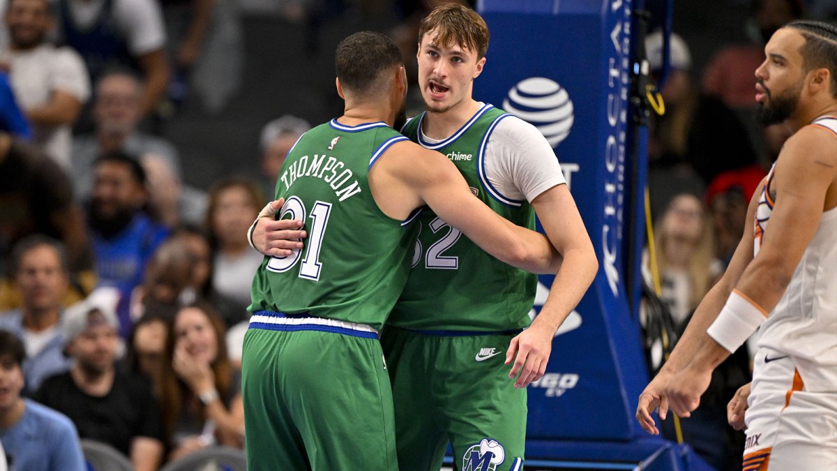 Mavericks news: Klay Thompson gives Cooper Flagg flowers amid hot stretch