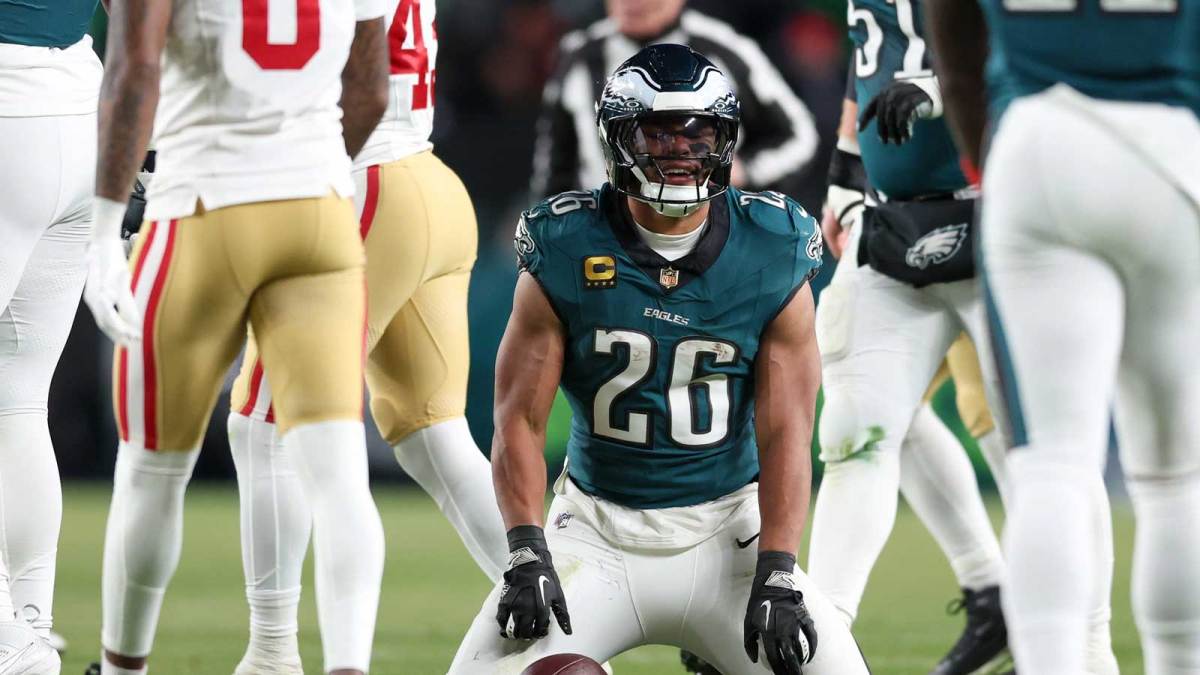 Eagles news: Saquon Barkley suffers injury scare after brutal hit vs. 49ers