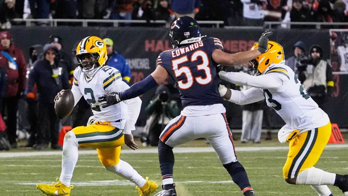 Bears news: TJ Edwards exits Packers clash in air cast