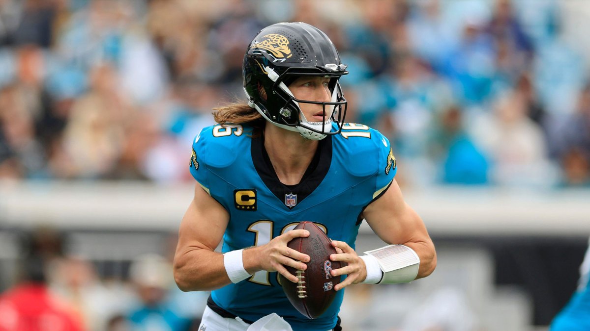 Trevor Lawrence goes viral for woman squatting him at bar