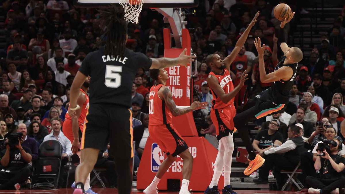 Spurs news: Victor Wembanyama throws down video game dunk over Clint Capela