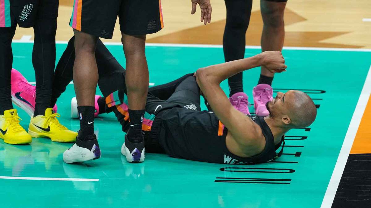 Spurs news: Victor Wembanyama suffers knee injury vs. Bucks