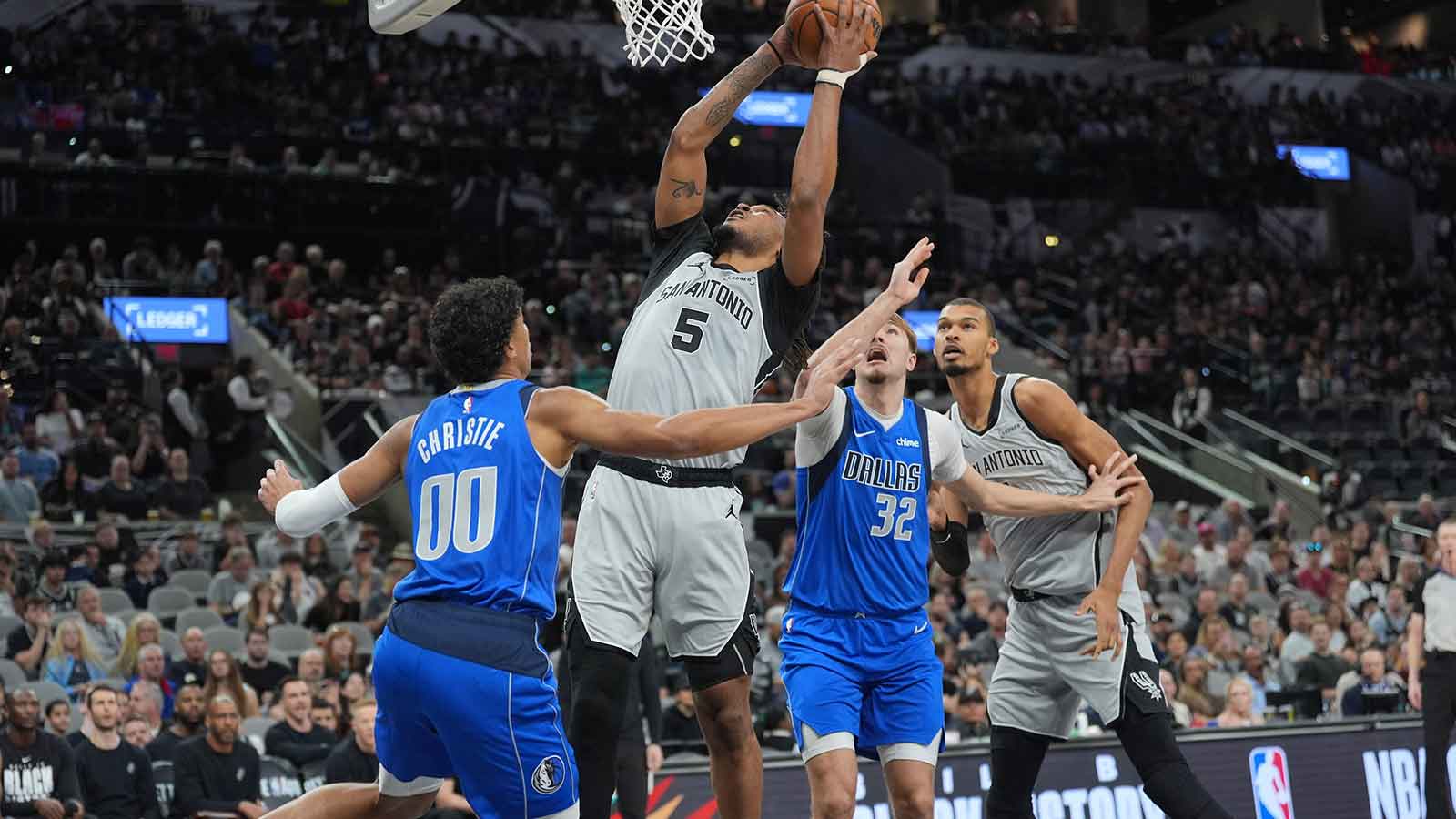 Spurs news: Stephon Castle shows off with vicious windmill dunk