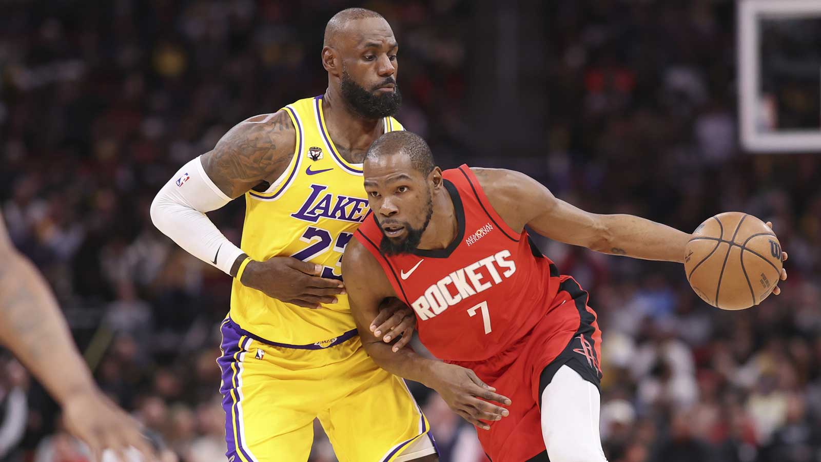 Lakers news: Ageless LeBron James posterizes Jabari Smith Jr.