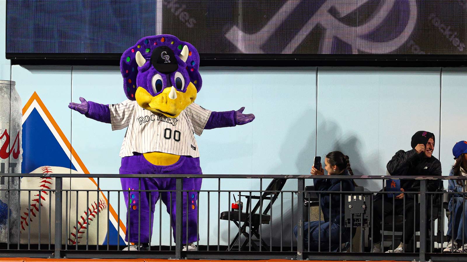 Rockies news: Dinger hilariously shoots his shot with Mrs. Met