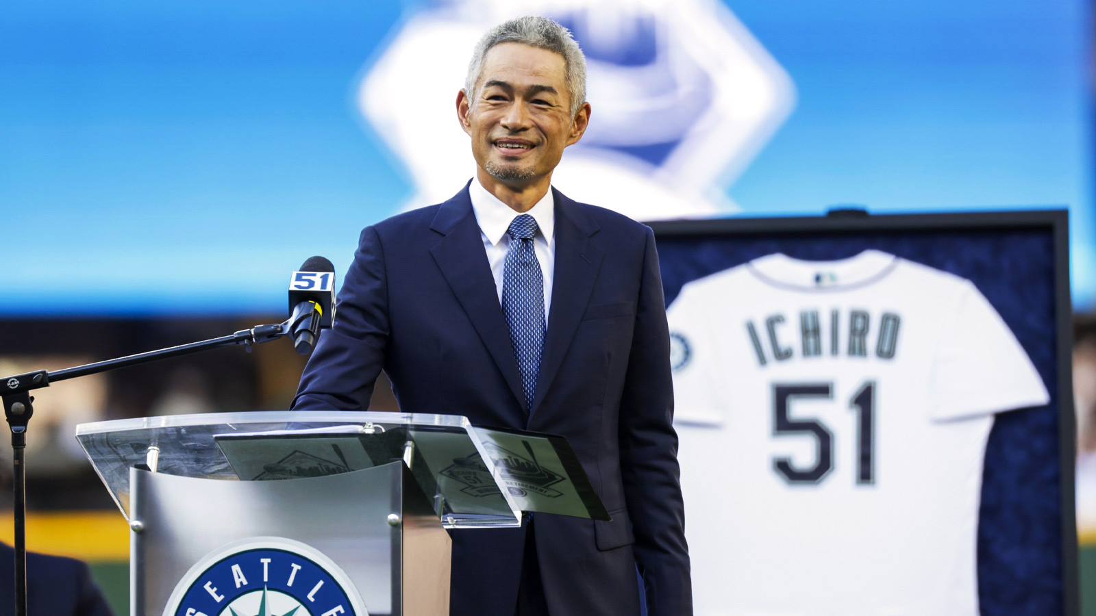 Mariners news: Ichiro statue seemingly endures bat malfunction during ...