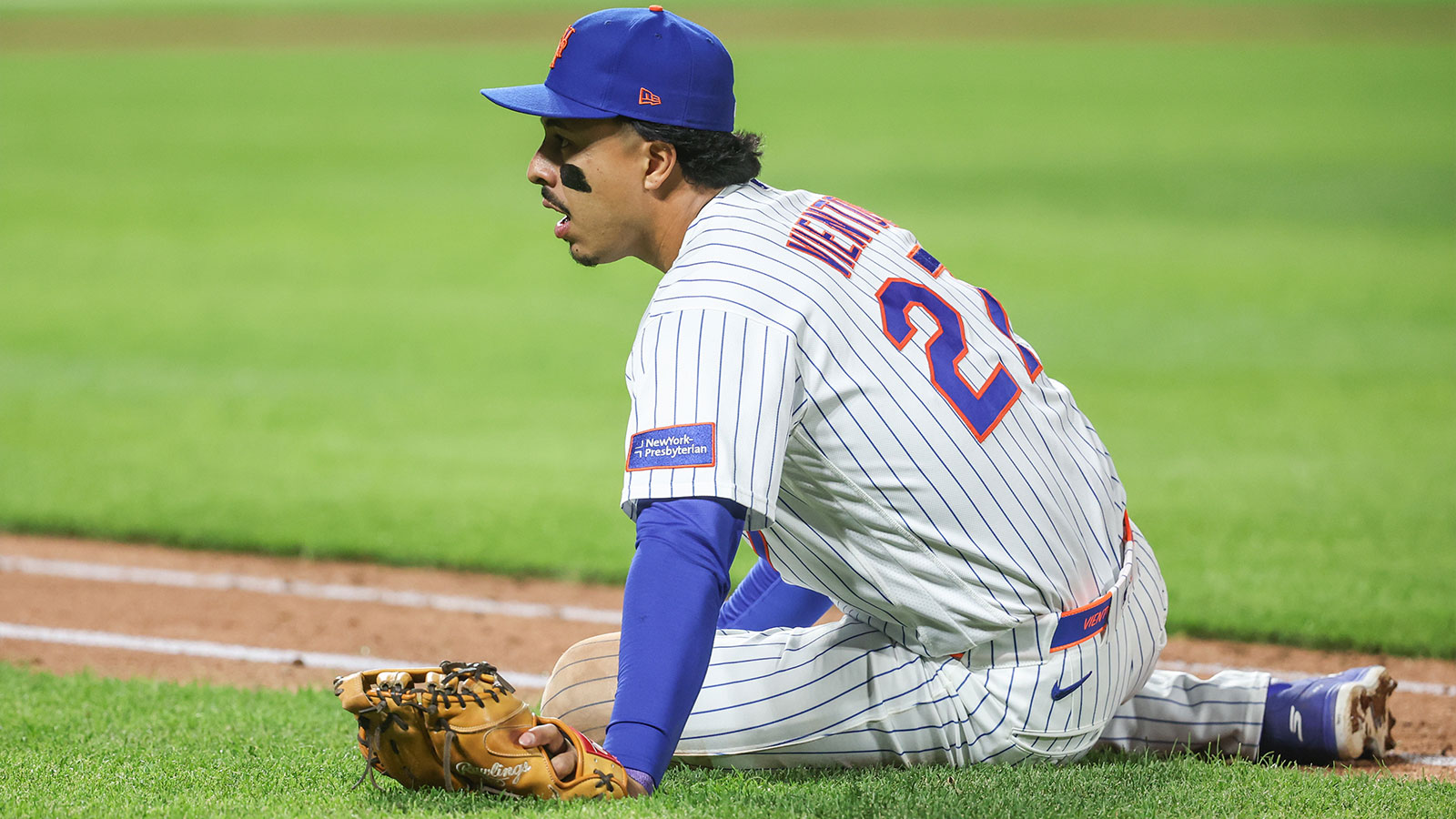 Mark Vientos falling all over himself on routine grounder perfectly ...