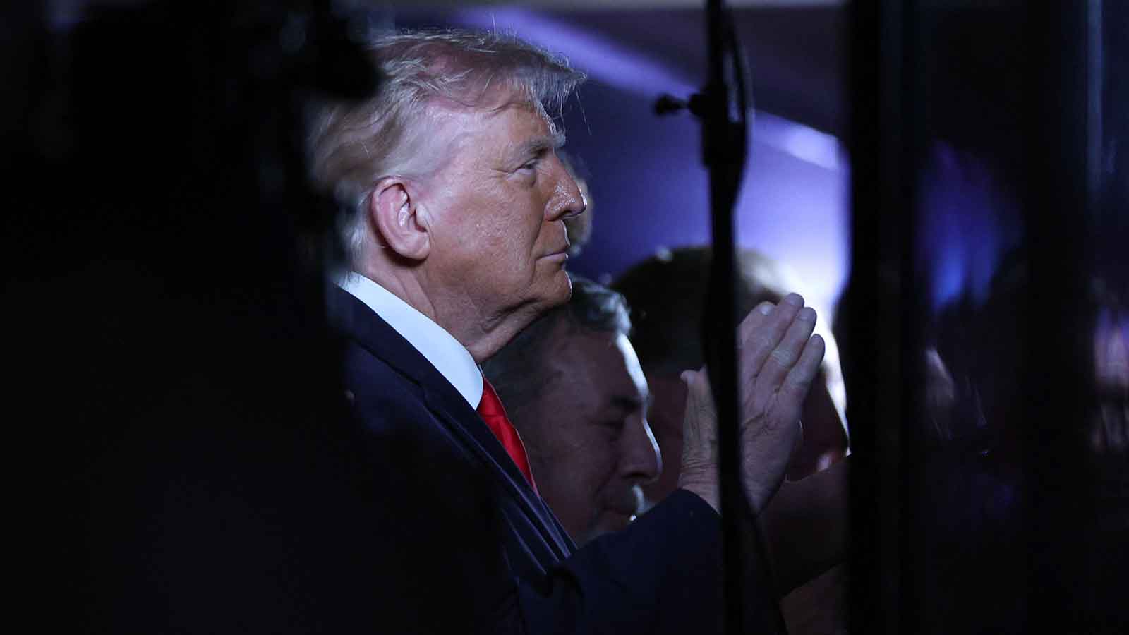 Knicks news: Donald Trump seemingly falls asleep at MSG during Game 3