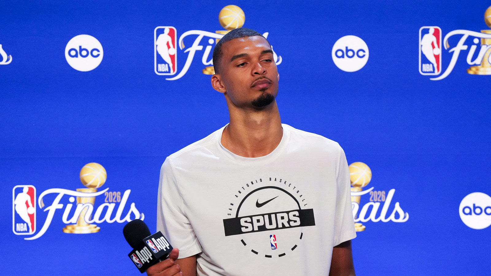 Spurs' Victor Wembanyama calls shot to Nike execs with face-of-NBA mic drop